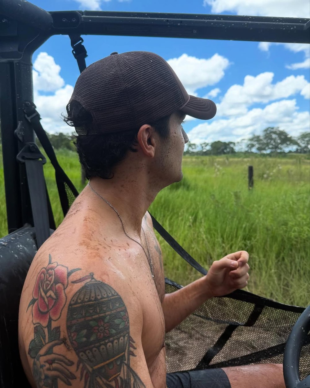 Luan Santana abre álbum de fotos em fazenda no Mato Grosso