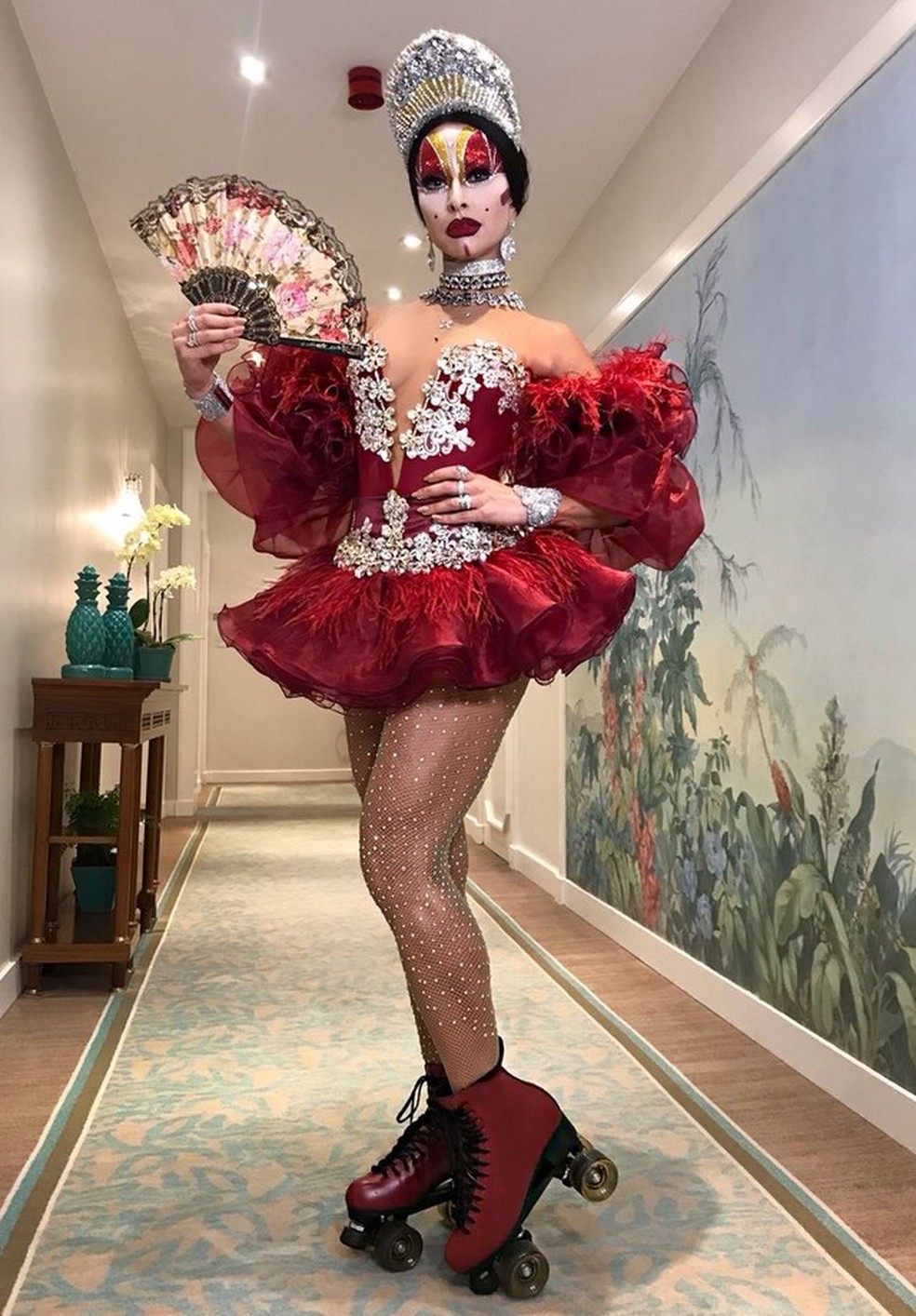 Sabrina Sato se transforma em drag queen