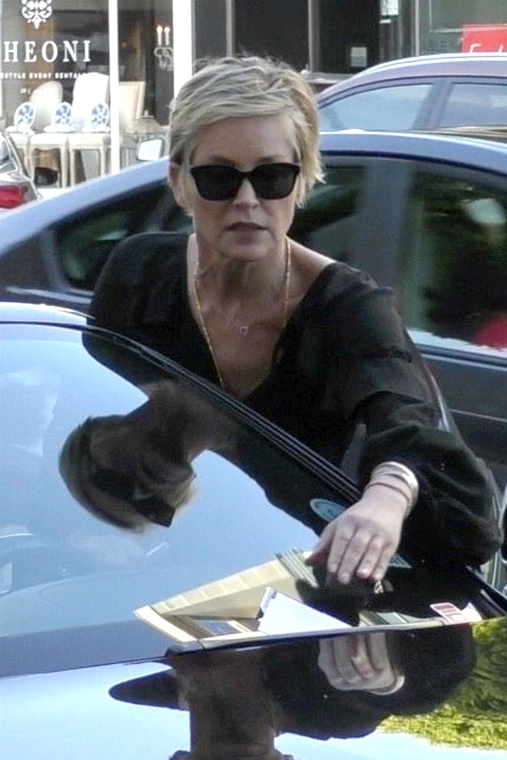 Sharon Stone leva multa ao sair de spa em Beverly Hills