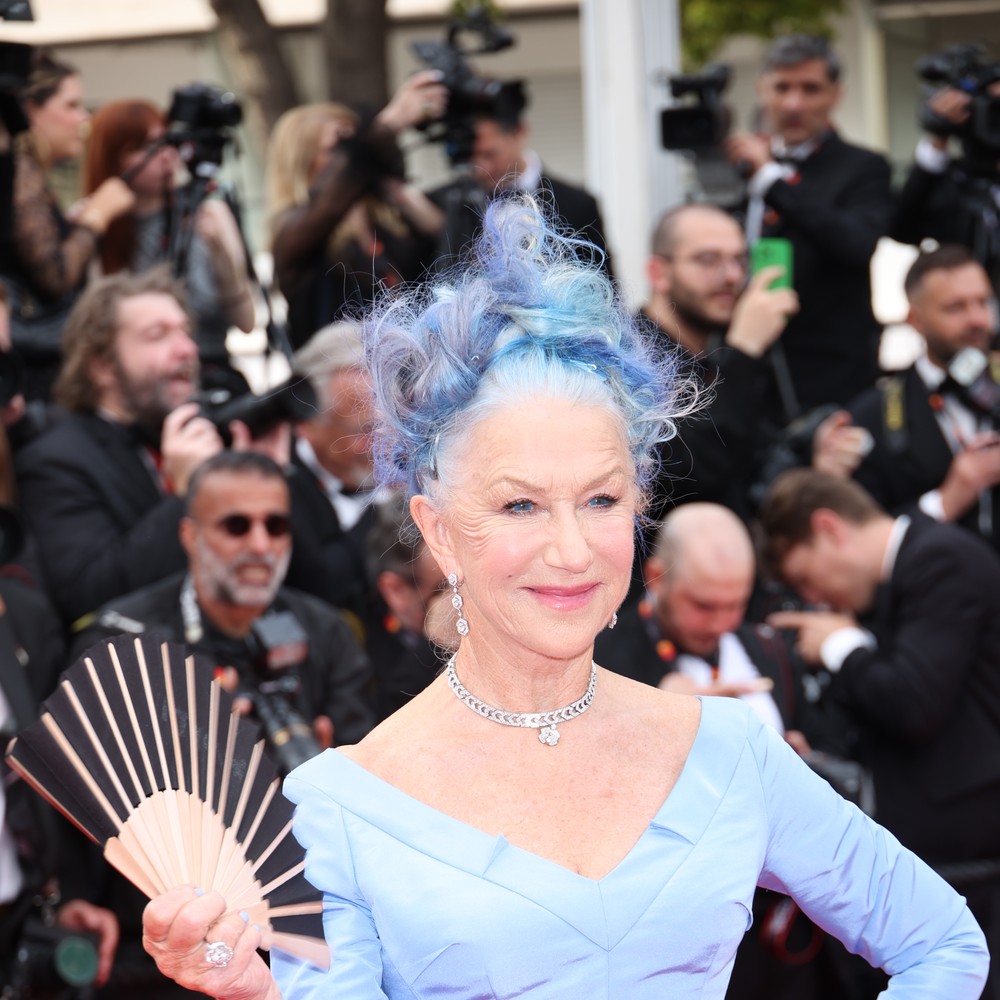 Helen Mirren chega ao Festival de Cannes com look todo em azul ...