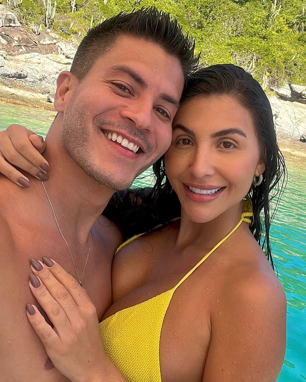 Jheny Santucci exibe registros de férias em família com Arthur Aguiar e filhos