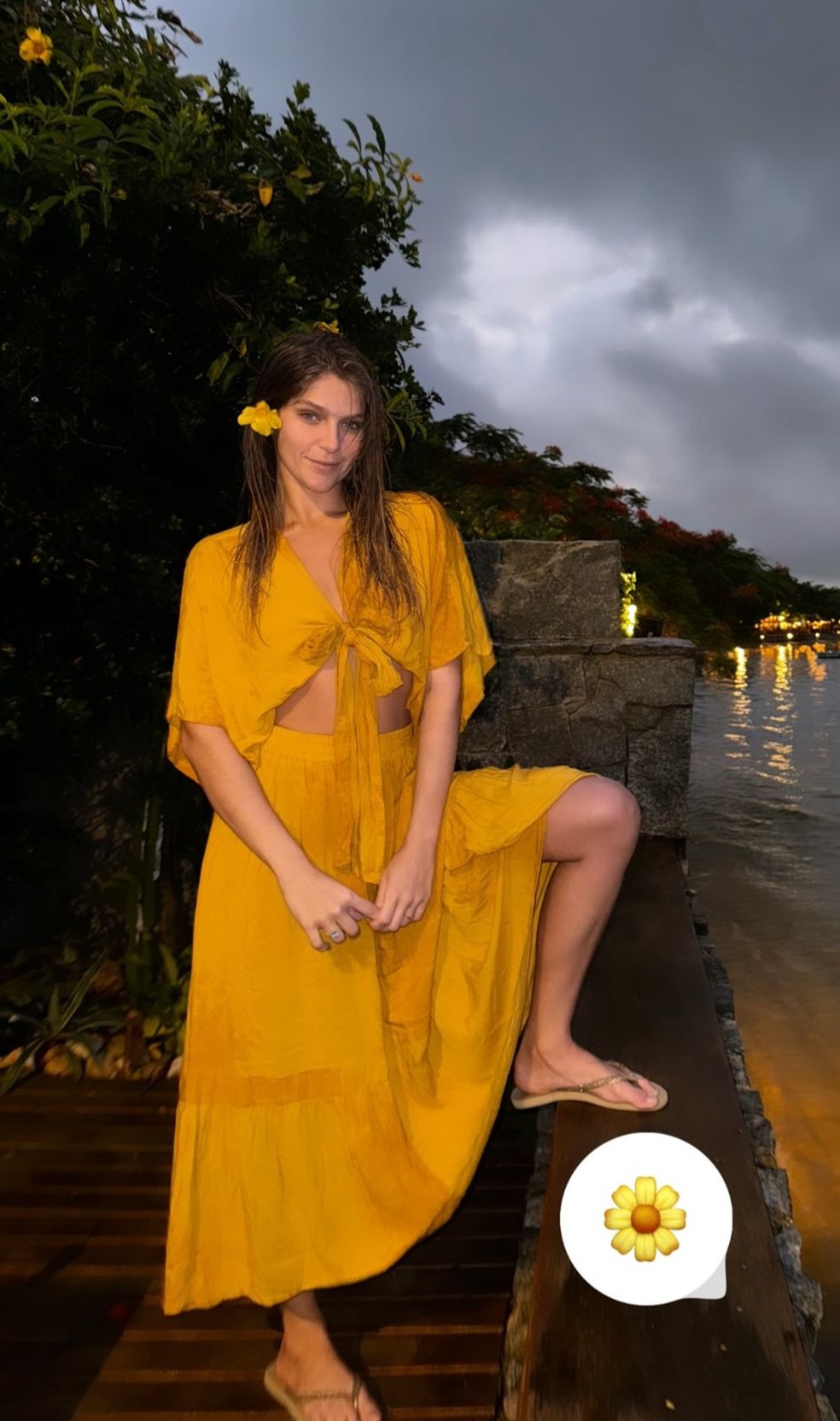 Isabella Santoni esbanja beleza natural em cenário paradisíaco