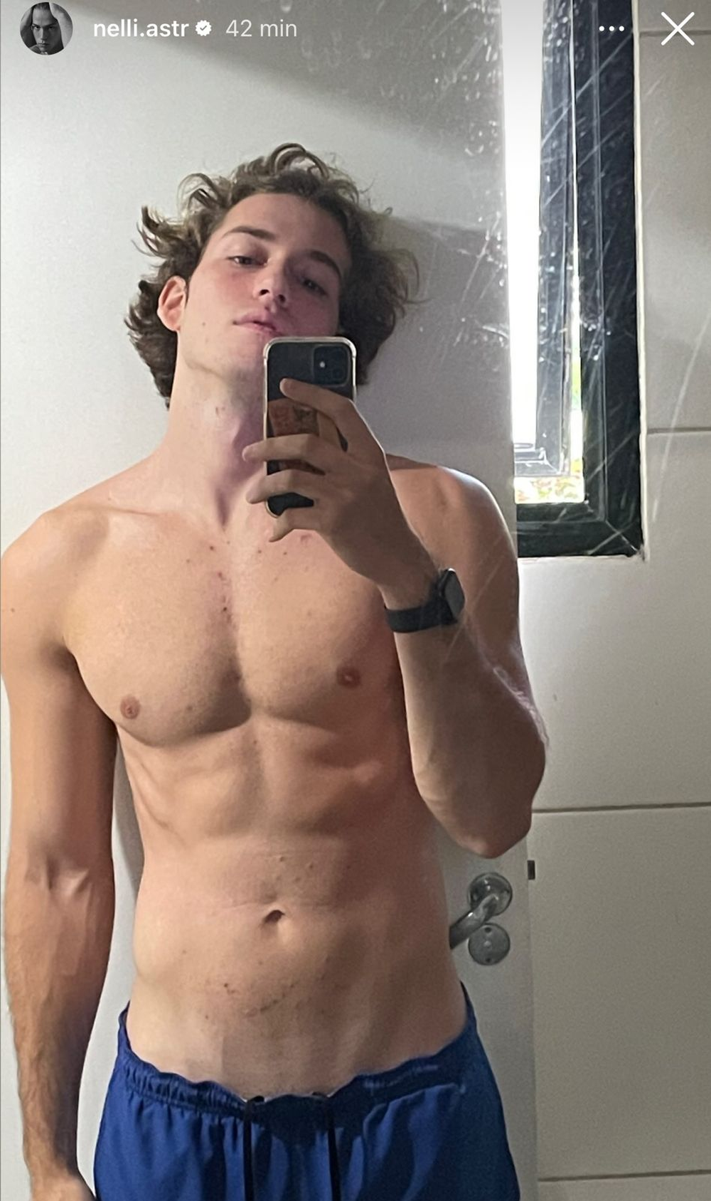 Pietro Antonelli Benício faz charme em selfie no espelho