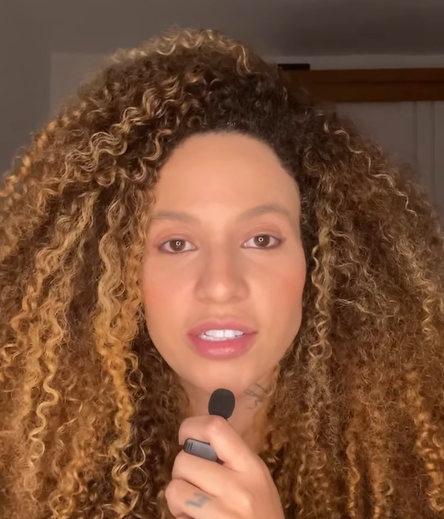 Ananda faz pronunciamento após registrar boletim contra Ana Paula Minerato