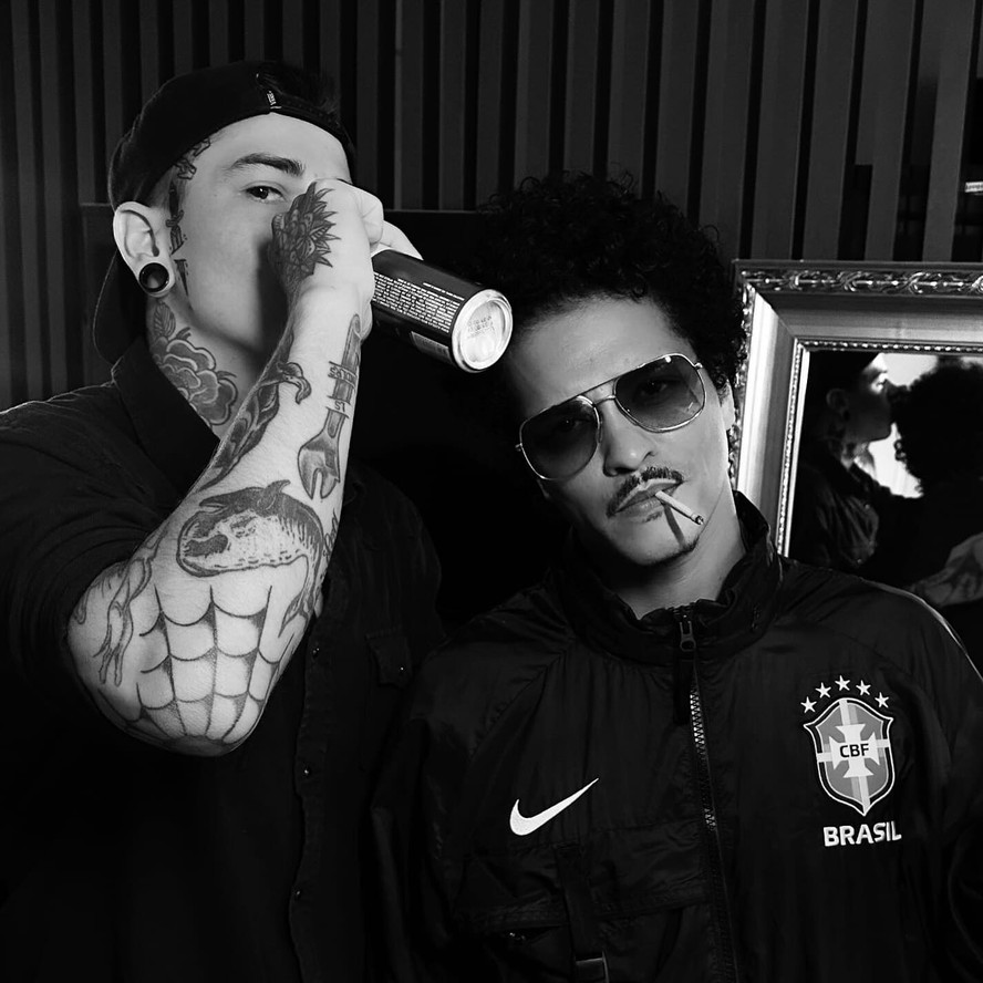 Tatuador brasileiro mostra foto com Bruno Mars e diz ter apresentado ...