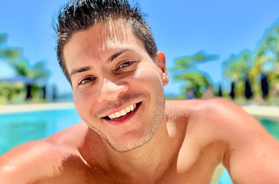 Arthur Aguiar inicia 2023 em cenário paradisíaco | Celebridades | Vogue