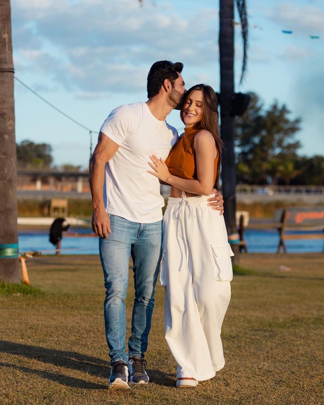 Rodolffo exibe momento romântico com a namorada, Thayla Lacerda