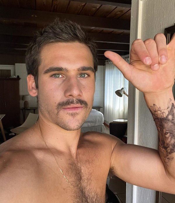 Nicolas Prattes inicia fim de semana 'no meio do mato'