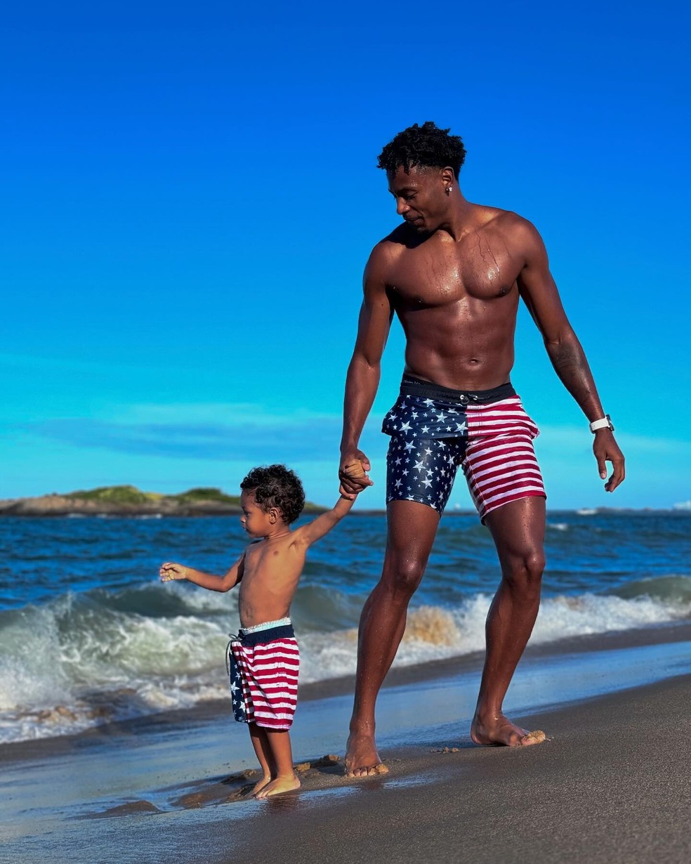 Paulo André abre álbum de fotos de passeio com filho na praia e arranca ...