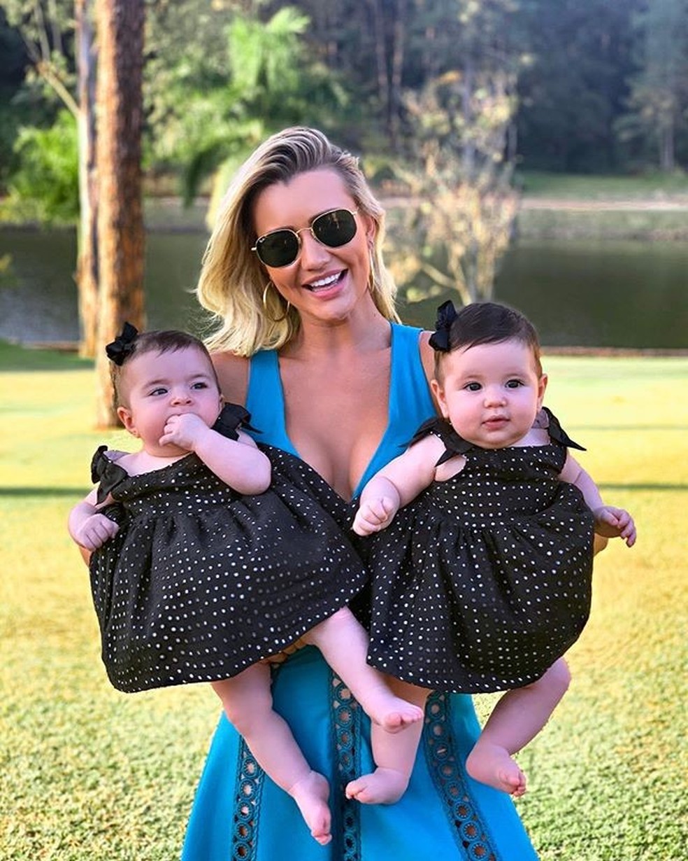 Ana Paula Siebert posa feliz da vida com as gêmeas de Fabiana Justus no ...