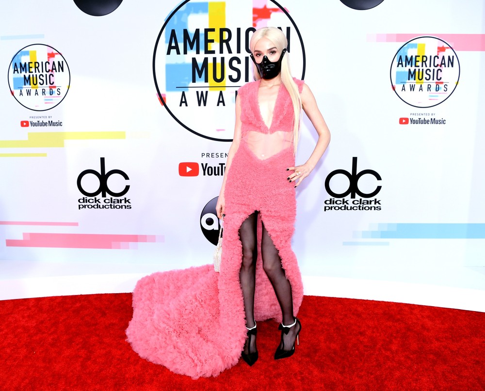 Cantora Poppy usa máscara no red carpet do American Music Awards