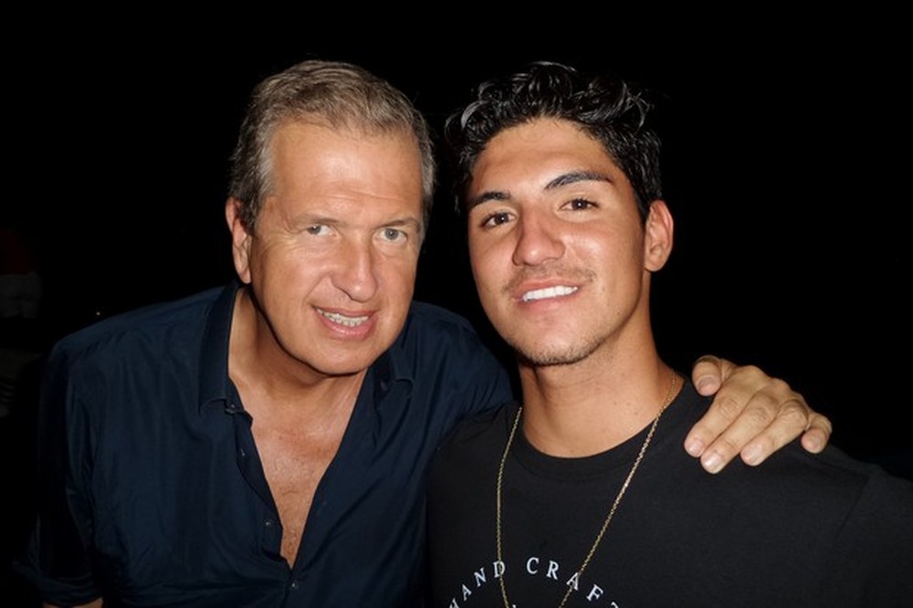 Mario Testino e Gabriel Medina caem no samba no Rio de Janeiro