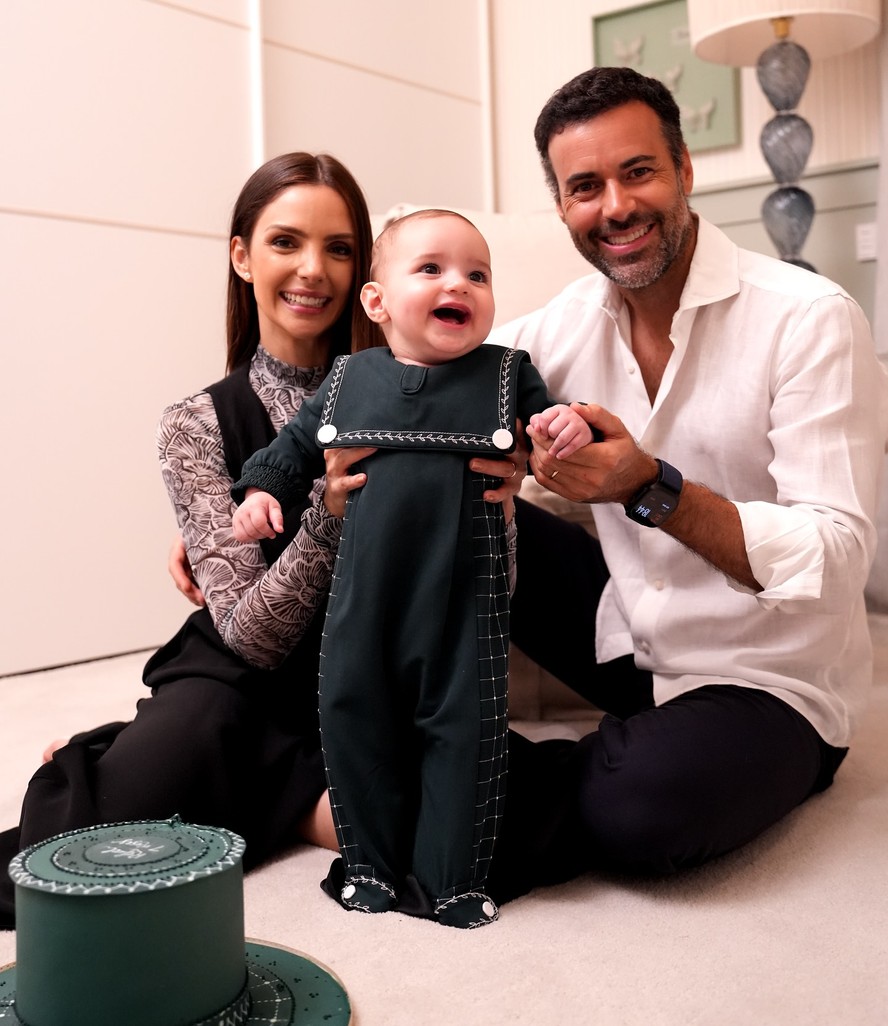 Carol Celico encanta fãs em novas fotos com o caçula: 'Nosso amor'