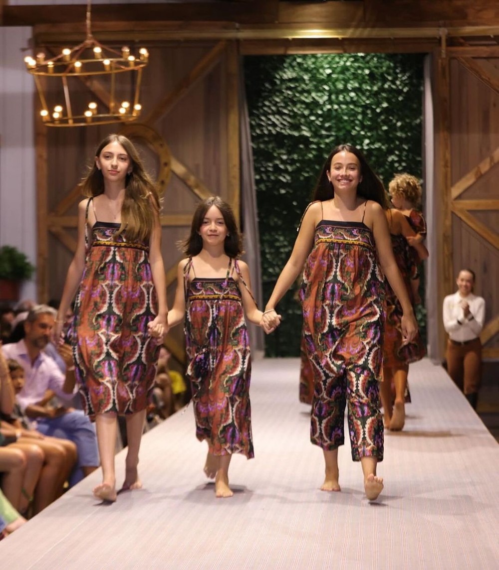 Ex-tops Ana Claudia Michels, Luciana Curtis e Carol Bittencourt se emocionam ao verem filhas ...