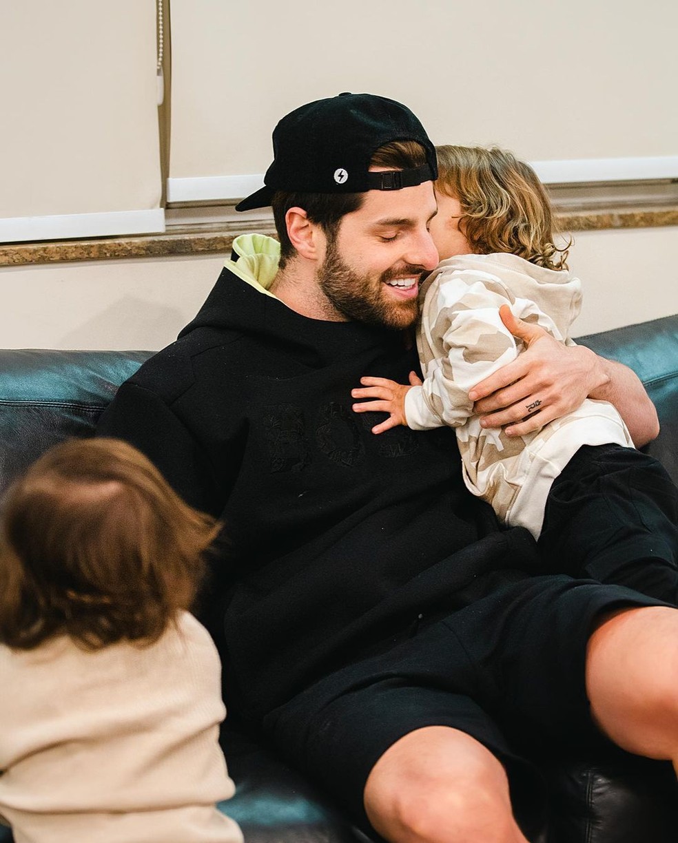 Alok compartilha cliques encantadores com os filhos em jatinho luxuoso