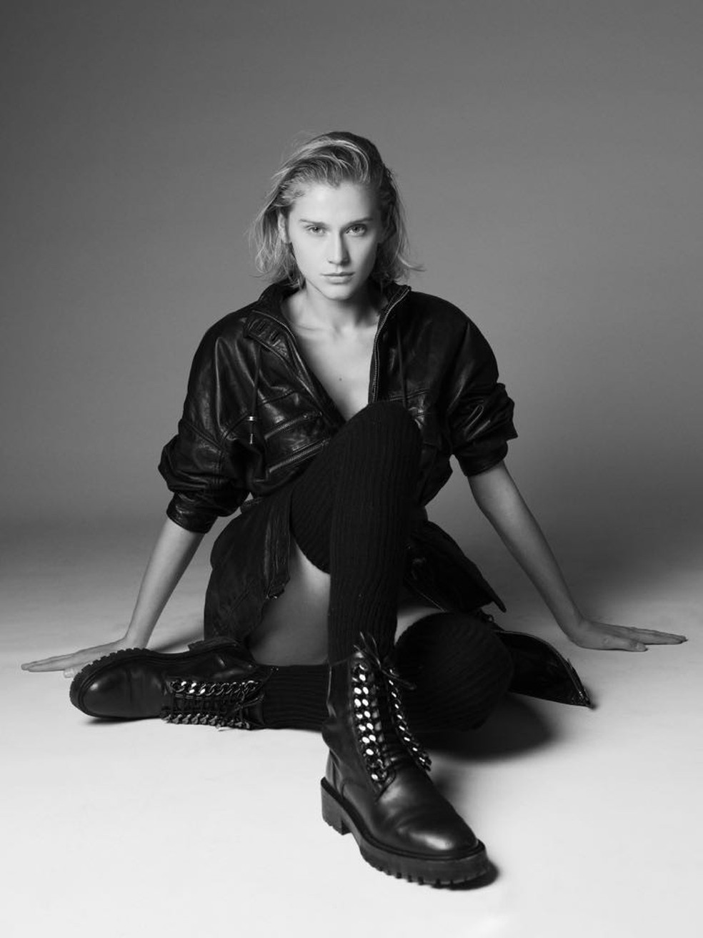 Celina Locks mostra sua beleza em ensaio com perfume rocker