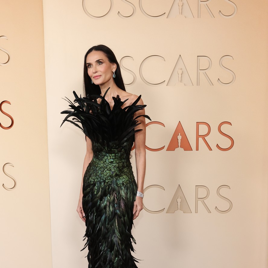 Oscar 2026: Demi Moore aposta em penas para o tapete vermelho