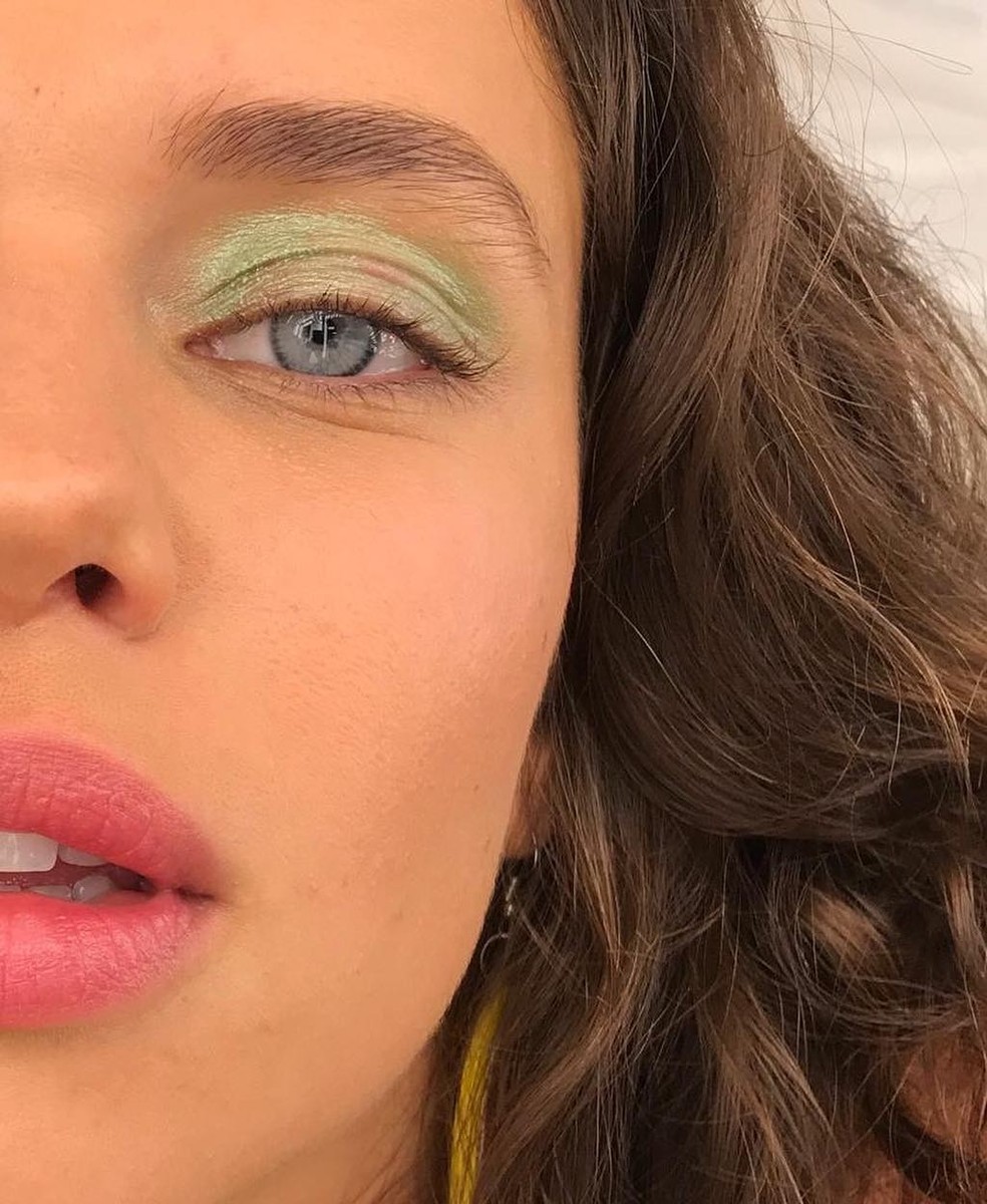 Bruna Linzmeyer arranca suspiros com maquiagem colorida e deseja: 'Diz ...