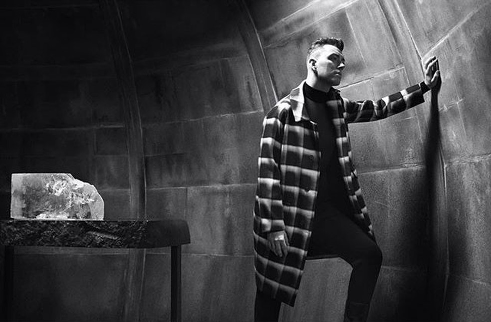 Sam Smith vira modelo e estreia sua primeira campanha; assista ao vídeo