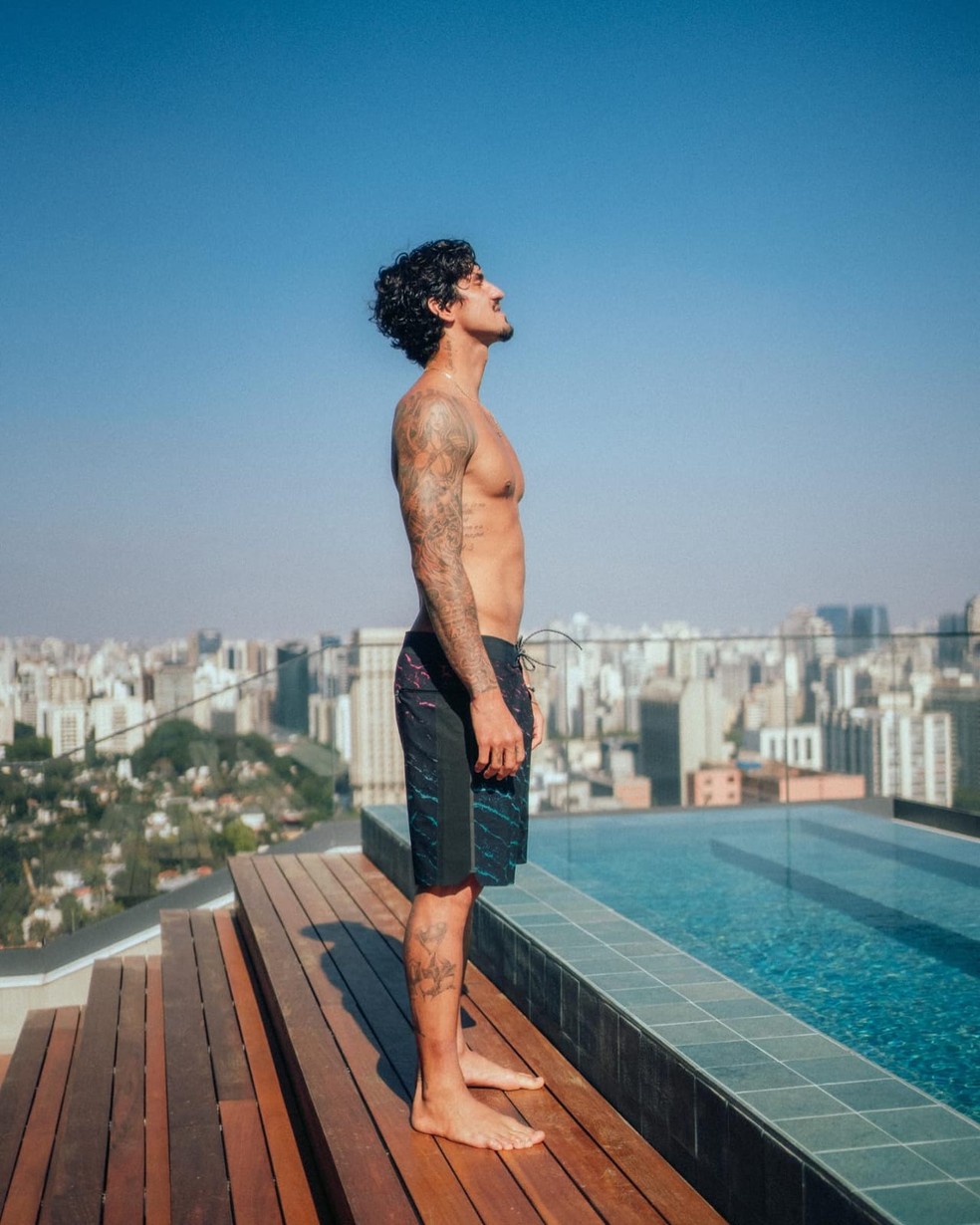 Gabriel Medina posa em sua nova cobertura luxuosa em SP