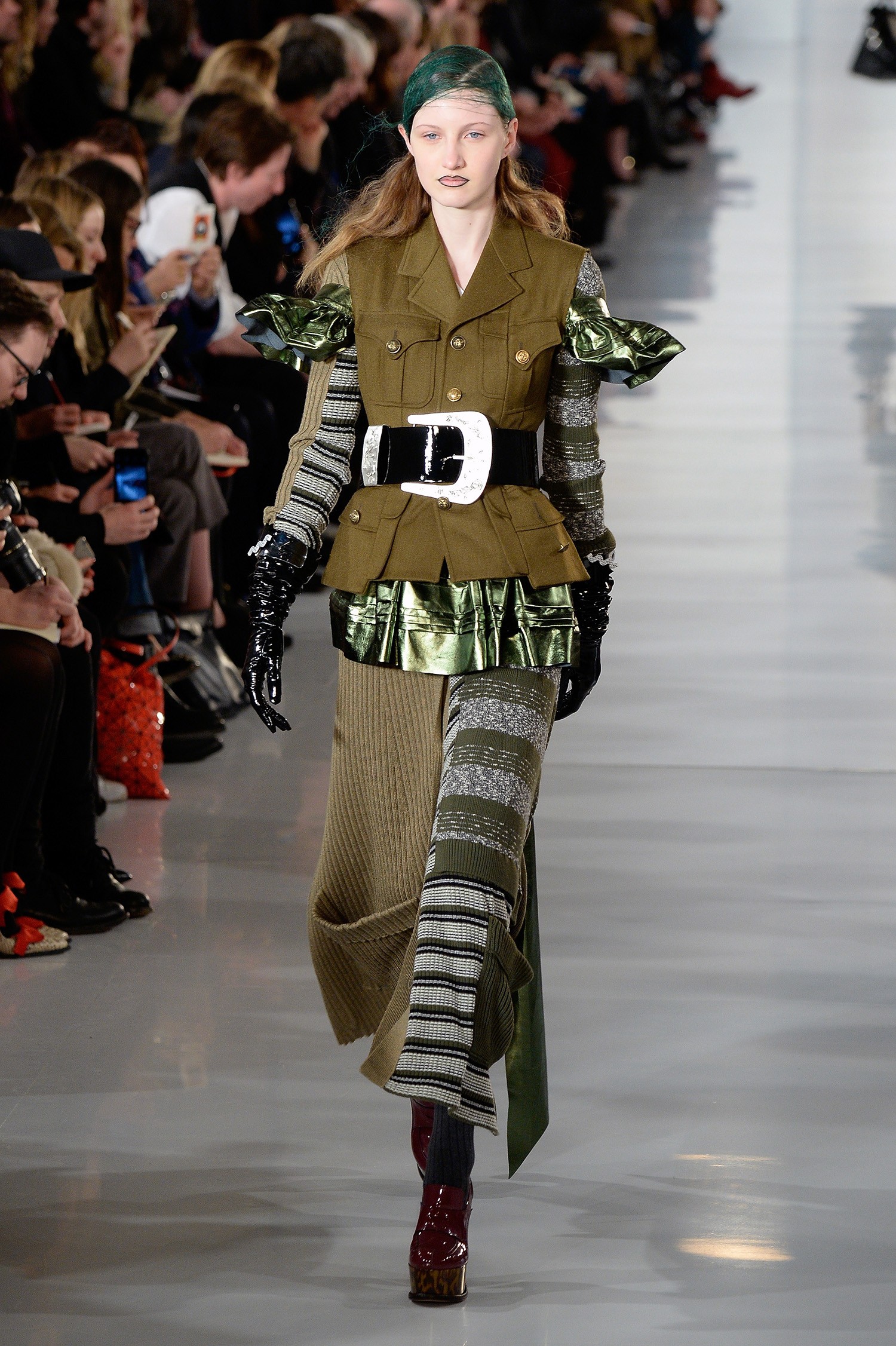 Maison Margiela brinca com o contraste de materiais no inverno 2017