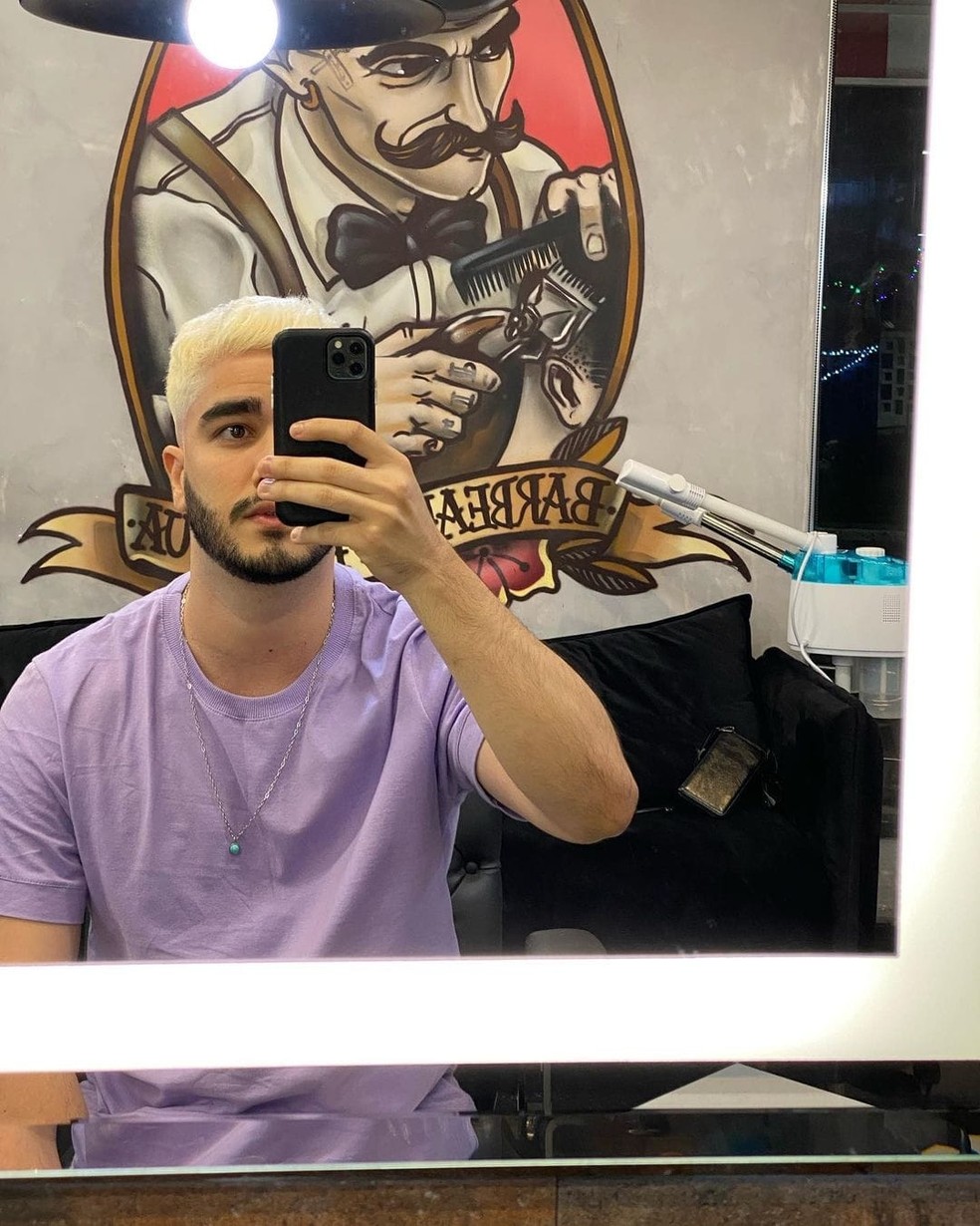 Leo Bittencourt radicaliza no visual e surge com os cabelos platinados