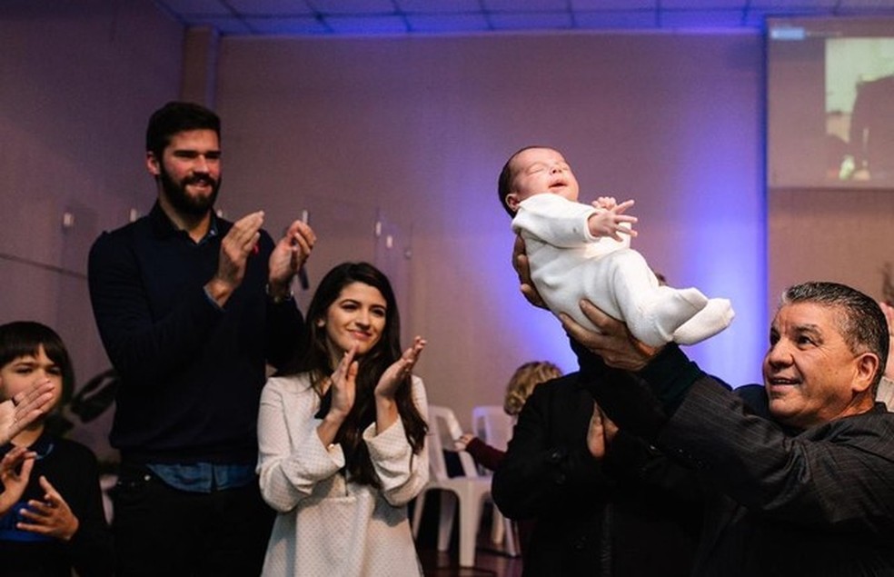 Alisson Becker compartilha registros do batismo do filho recém-nascido ...