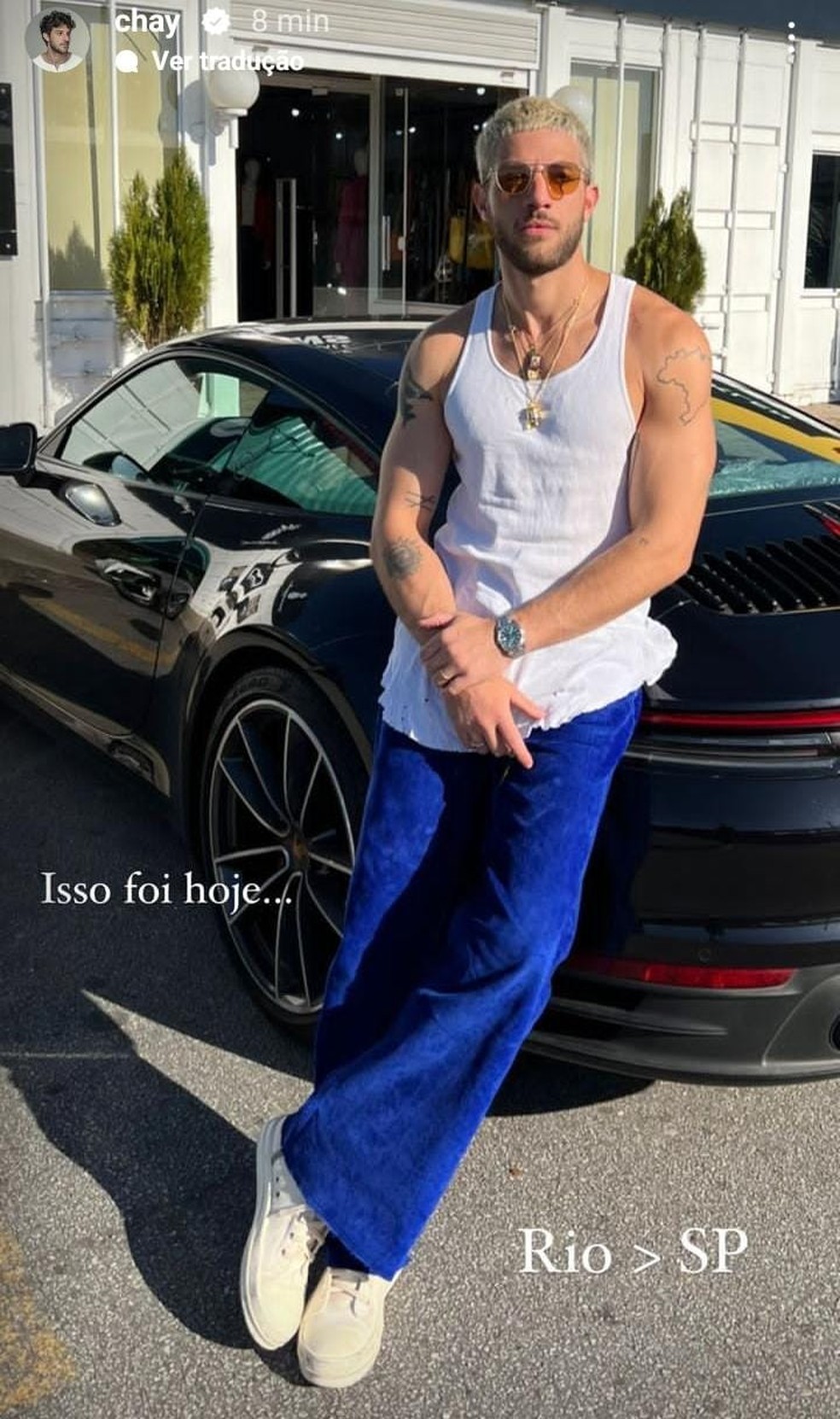 Chay Suede esbanja charme e beleza em automóvel de luxo