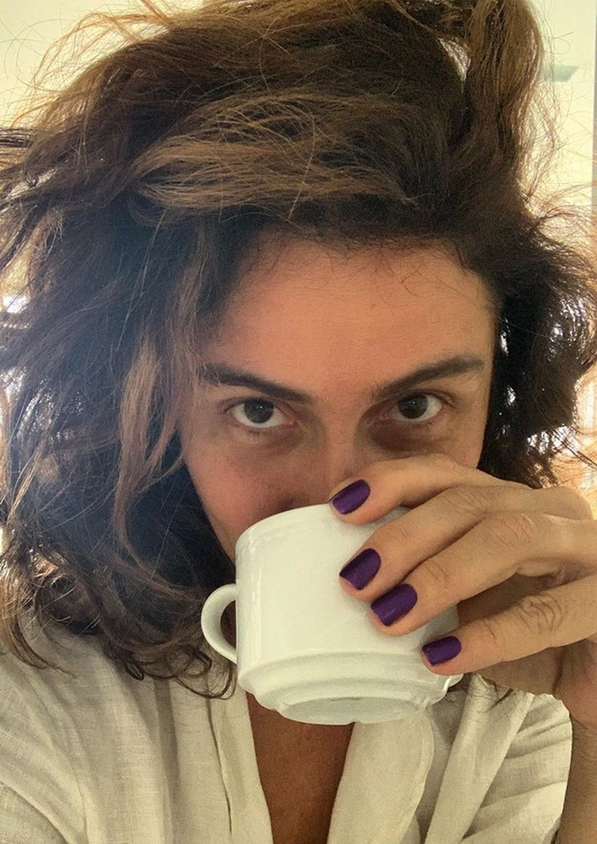 Giovanna Antonelli posa descabelada e dá bom dia: 'Com cafézinho'