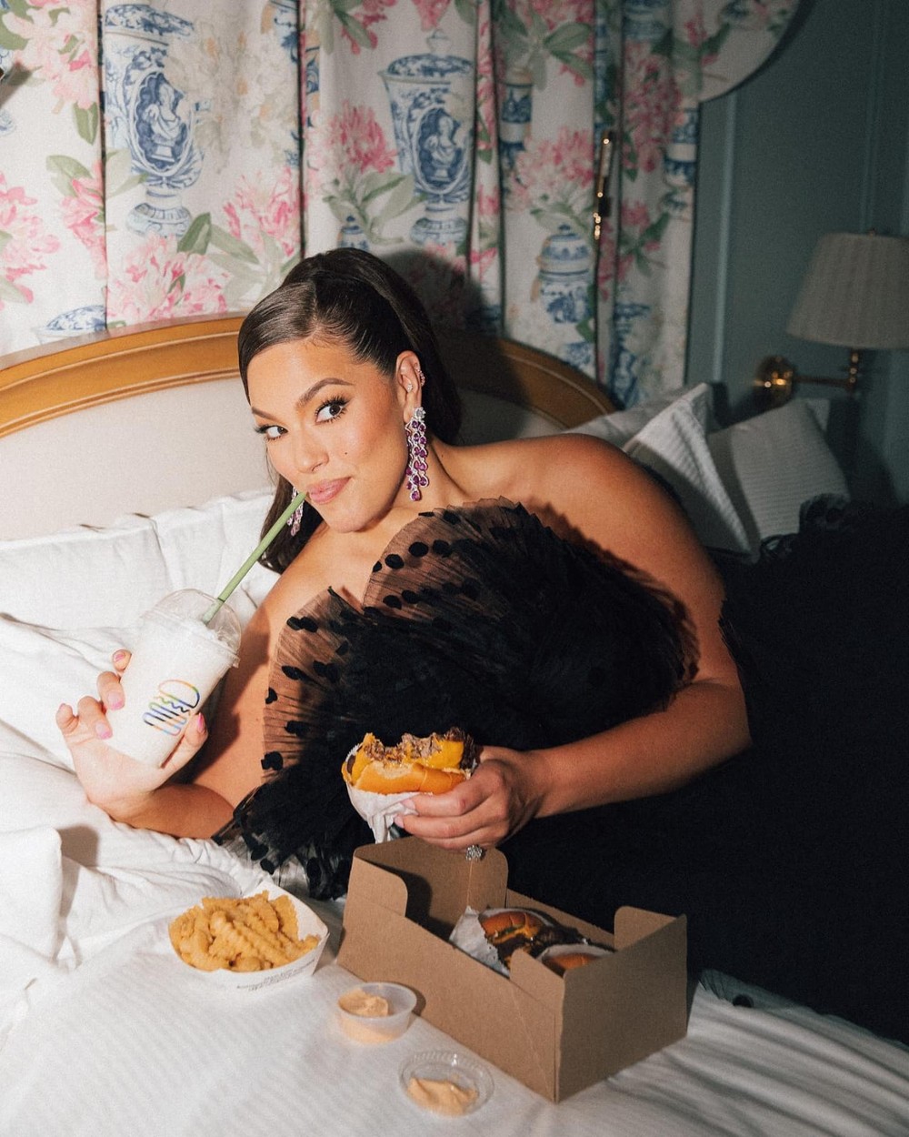 Ashley Graham faz ensaio encantador em loja de fast food