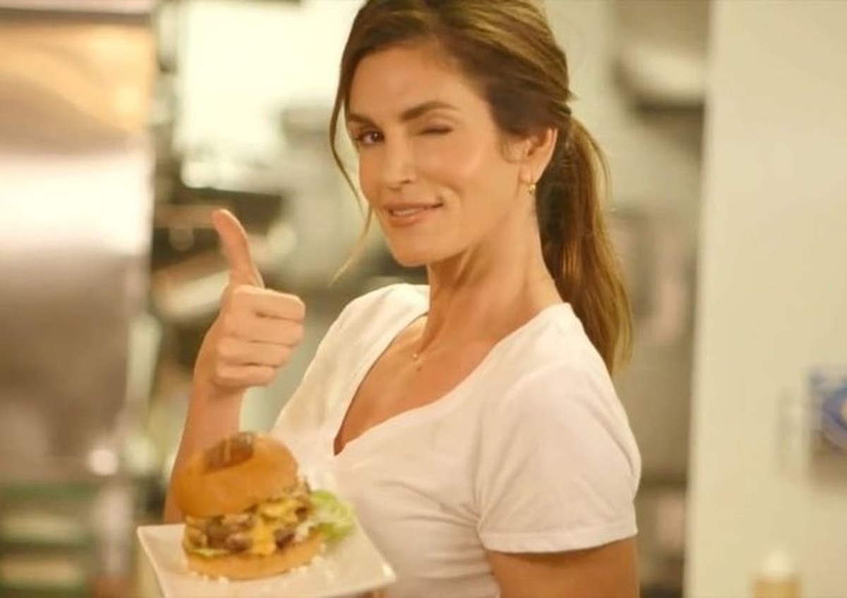 Cindy Crawford vira chapeira por boa causa