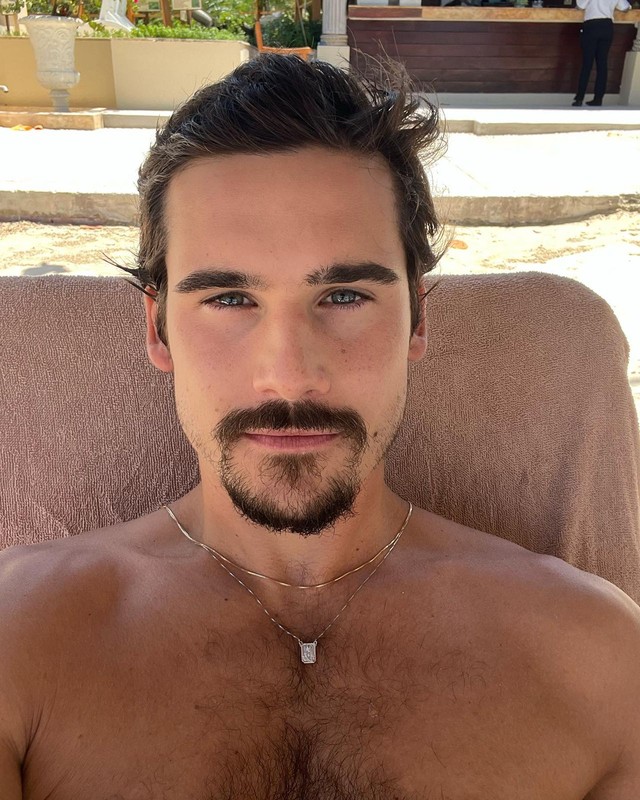 Nicolas Prattes inicia o fim de semana renovando as energias