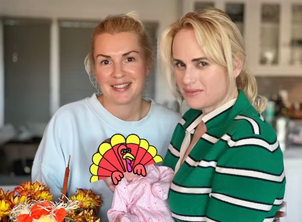 Rebel Wilson e Ramona Agruma celebram feriado com a filha ...