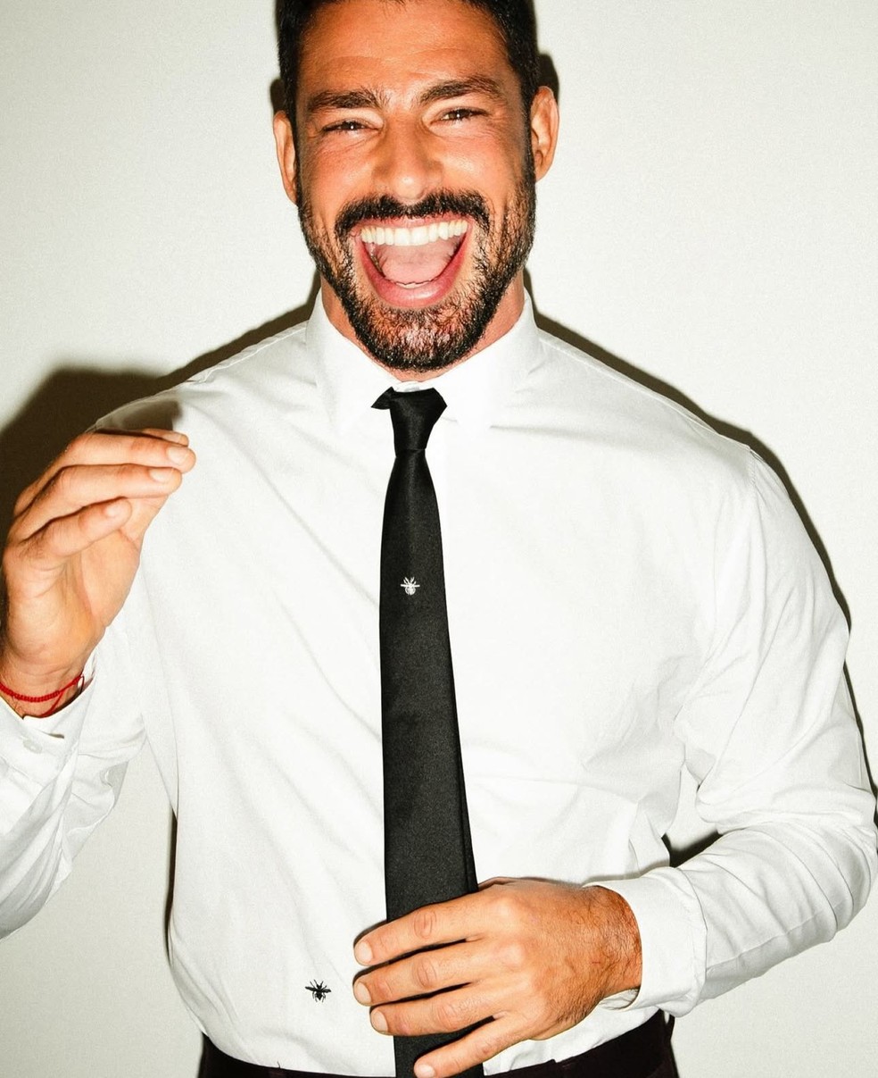 Cauã Reymond para a web ao usar look social