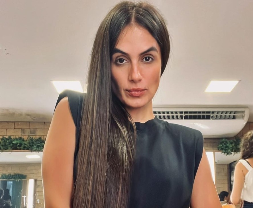 Carol Peixinho exibe treino intenso na academia