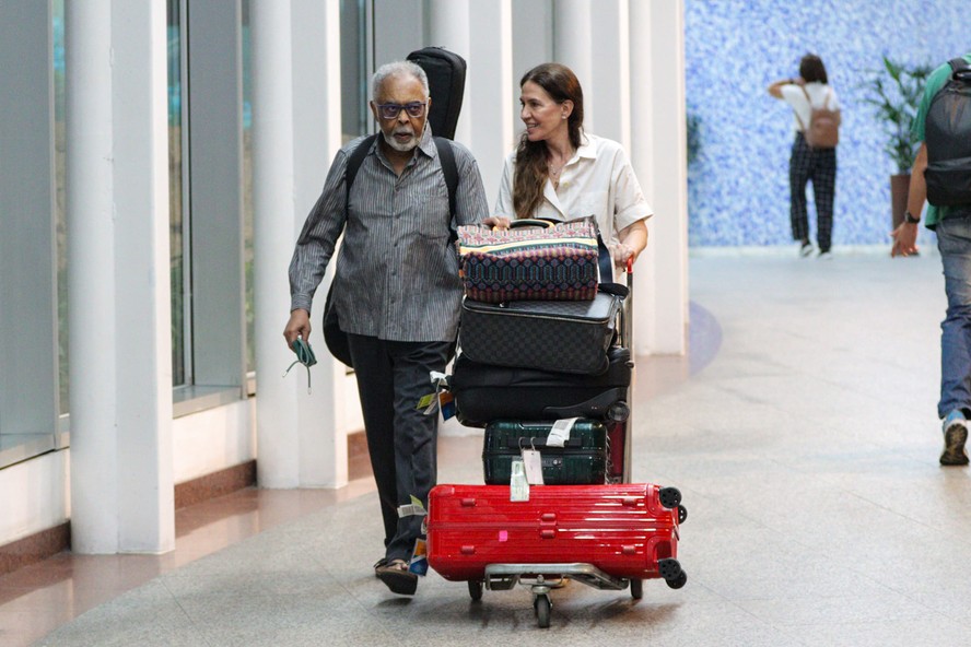 Flora e Gilberto Gil desembarcam juntos no aeroporto do Rio de Janeiro