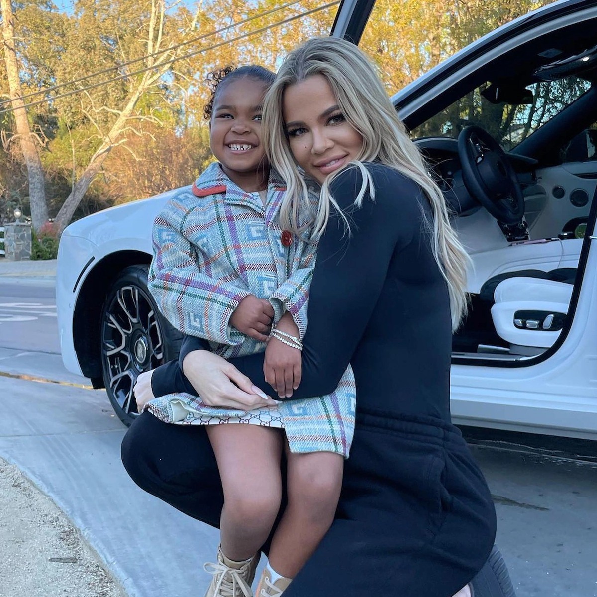 Milionária, Khloé Kardashian é criticada por vender roupas da filha