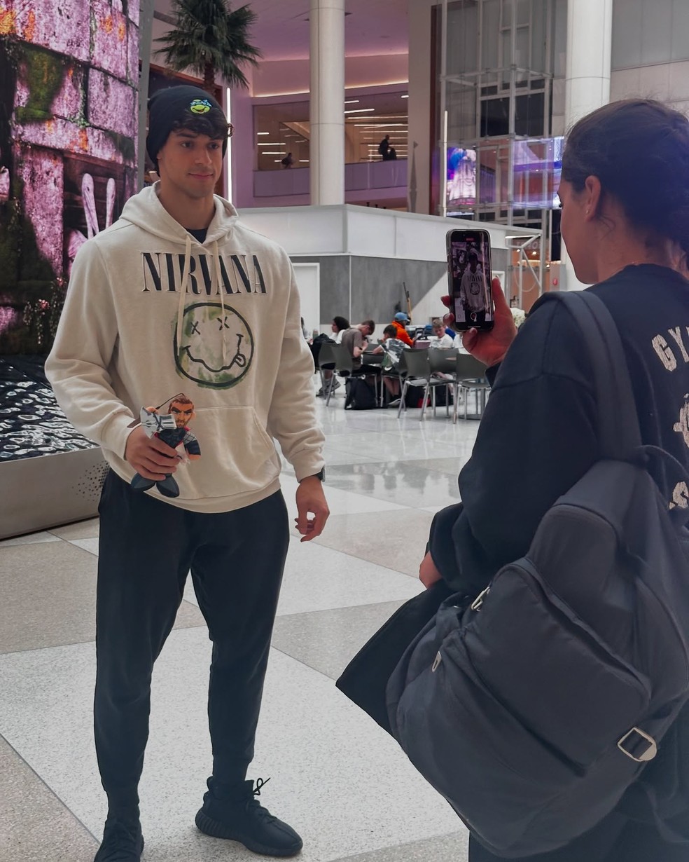 Victor Alexandre causa furor ao exibir físico na web: 'Deus grego'