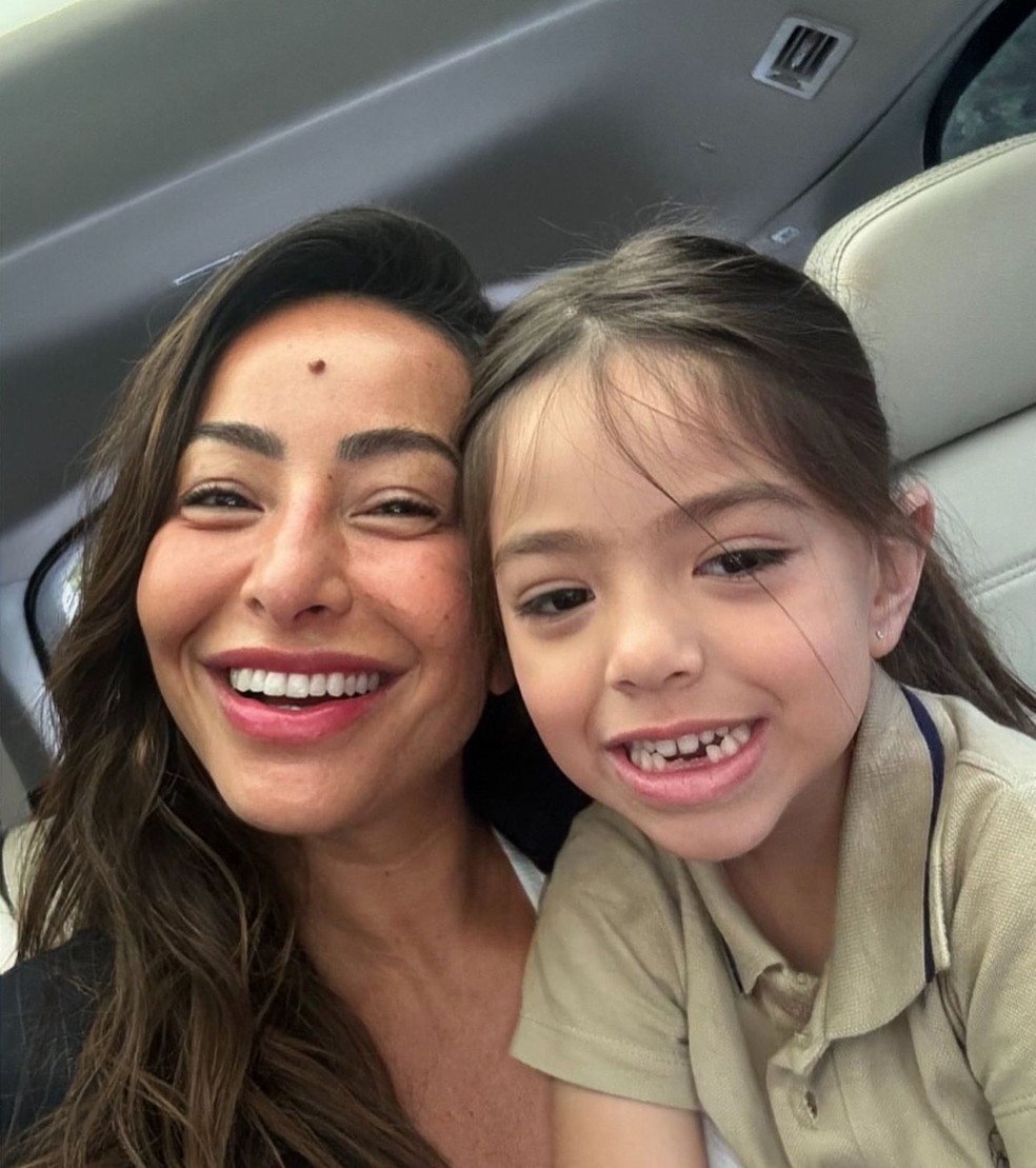 Sabrina Sato exibe dump fofo ao lado de Zoe
