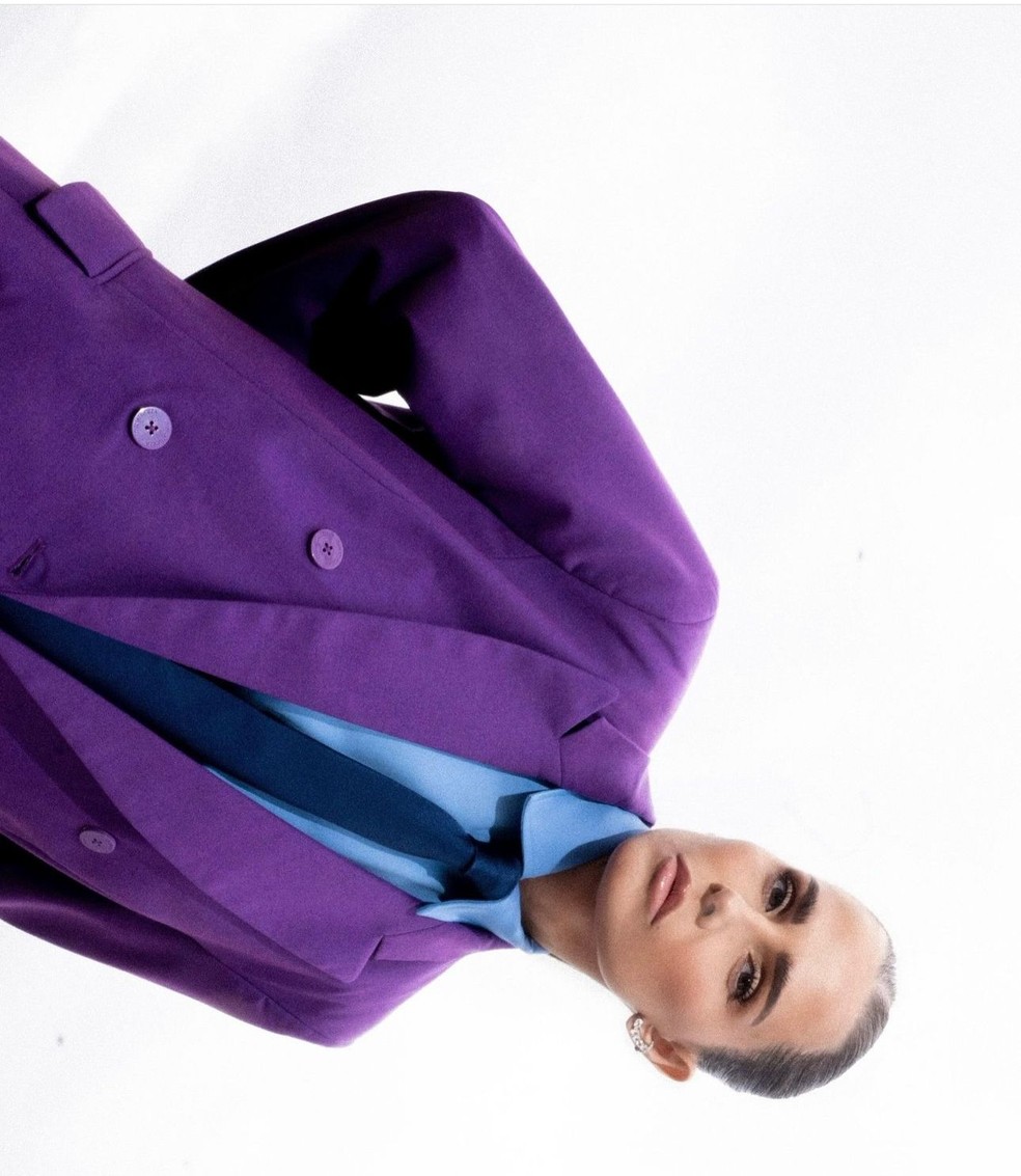 Deborah Secco aposta em look diferentão em novo ensaio