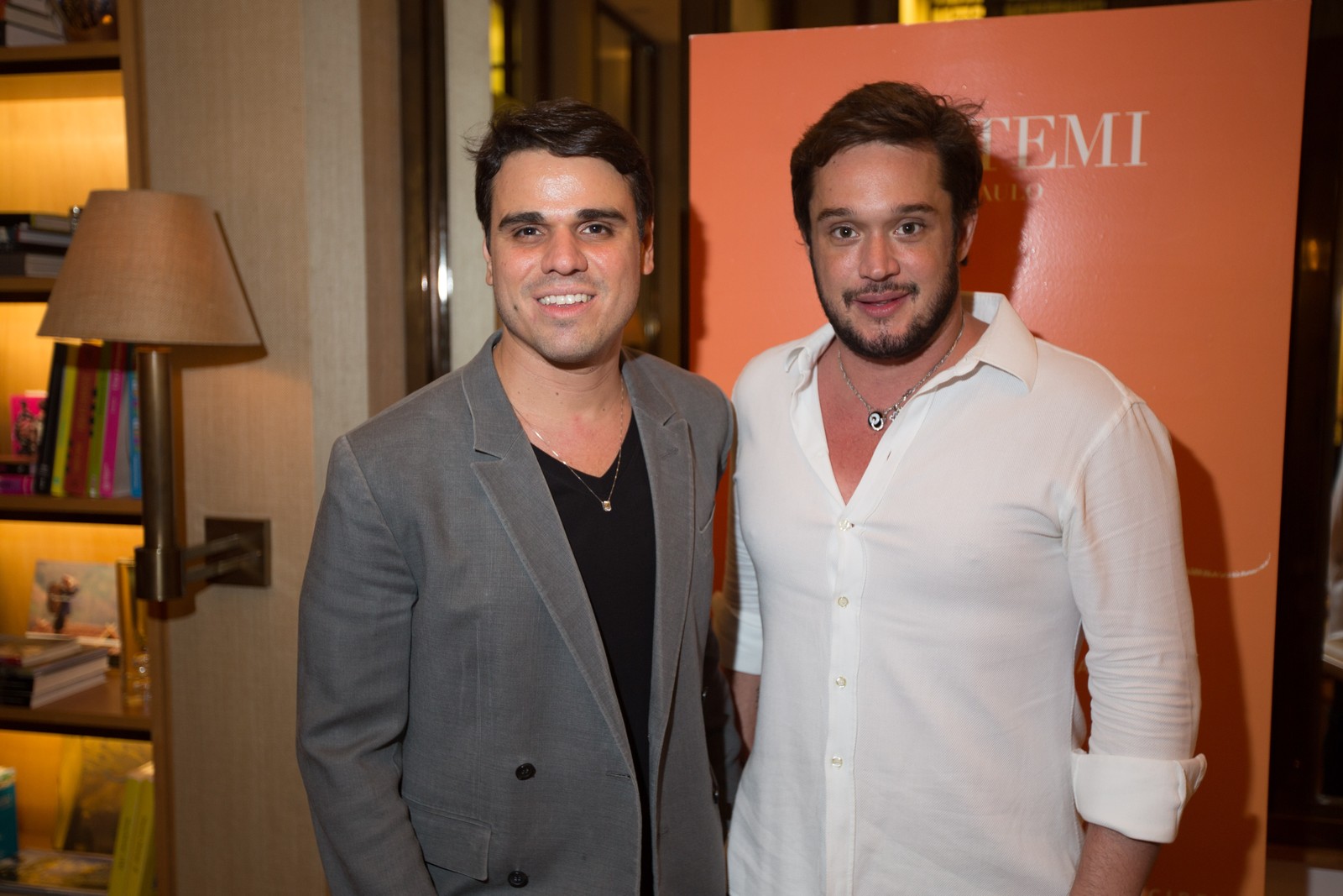 Lenny Niemeyer recebe amigos na loja do Iguatemi