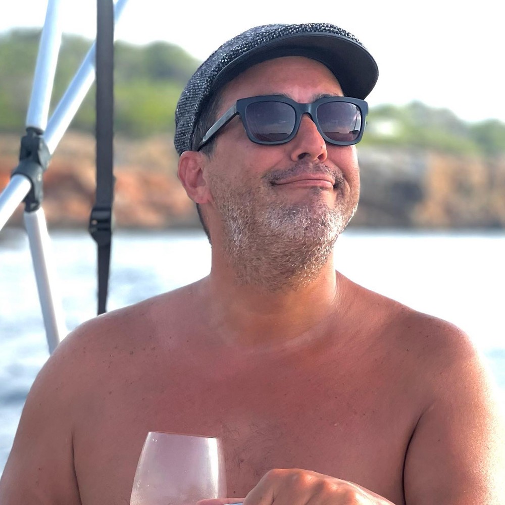 André Marques exibe passeio luxuoso de barco em Ibiza