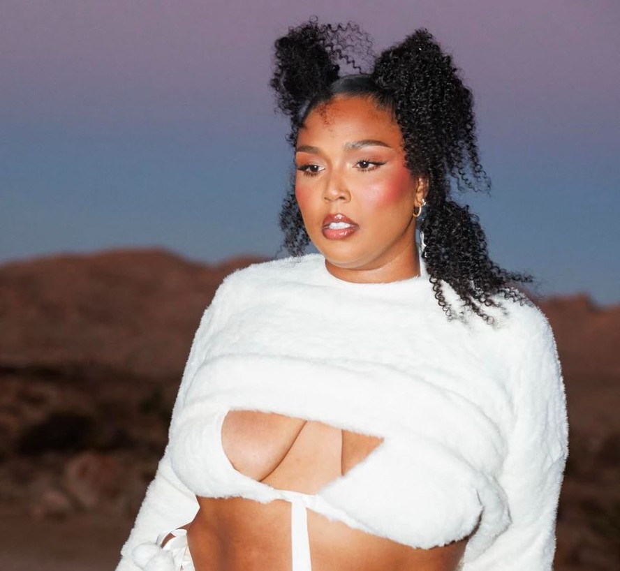 Lizzo elege look all white para novo ensaio | Celebridades | Vogue