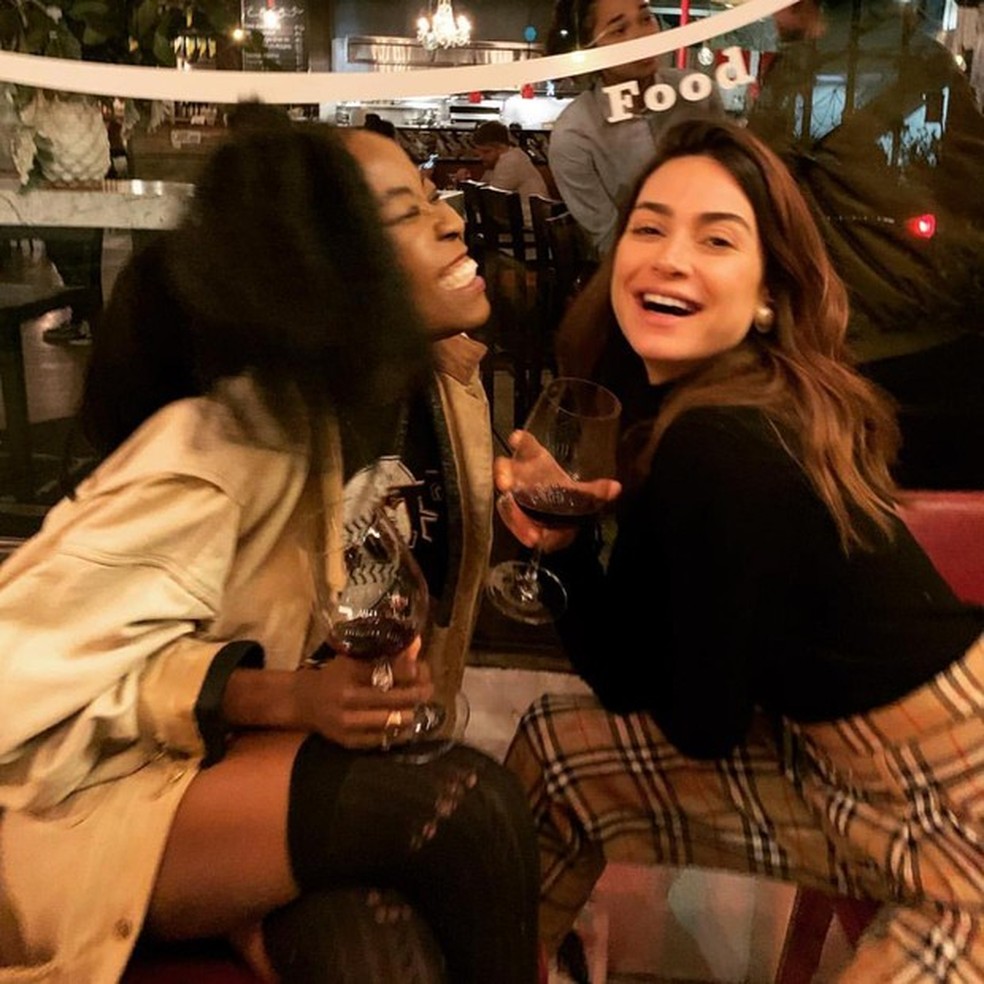 Em sequência de fotos Thaila Ayala se diverte com amiga em Los Angeles