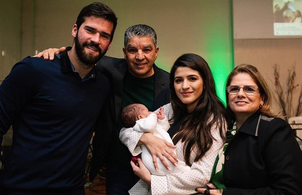 Alisson Becker compartilha registros do batismo do filho recém-nascido ...