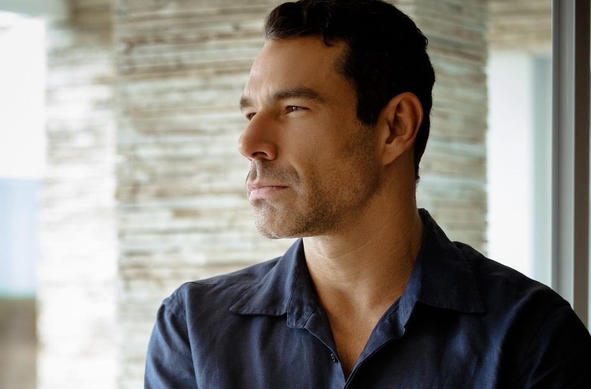 Marcus Buaiz esbanja charme em clique despojado