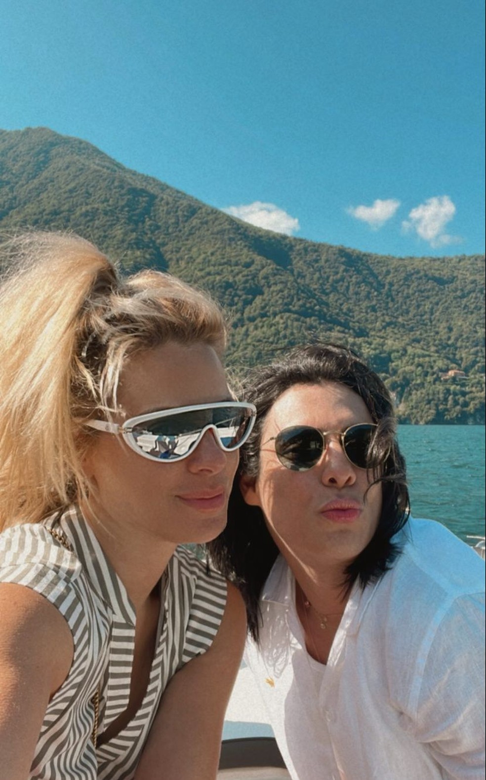 Carolina Dieckmann curte passeio de barco na Itália