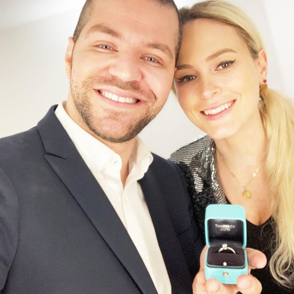 Victor Sarro pede namorada em casamento na frente de 6 mil pessoas