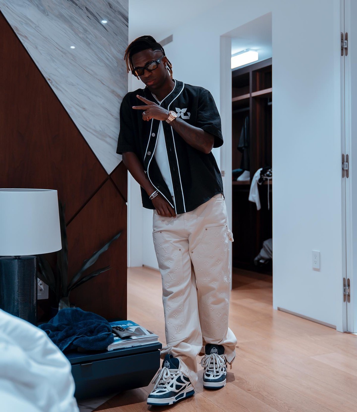 De visual novo, Vini Jr. esbanja estilo na web