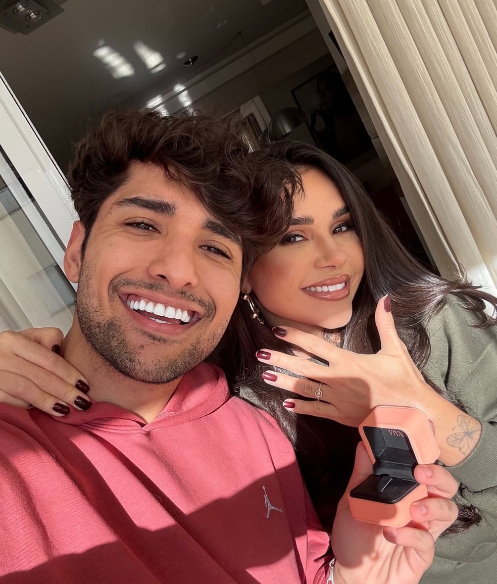 Ex-BBB Gizelly Bicalho ganha aliança do namorado e levanta suspeita de ...